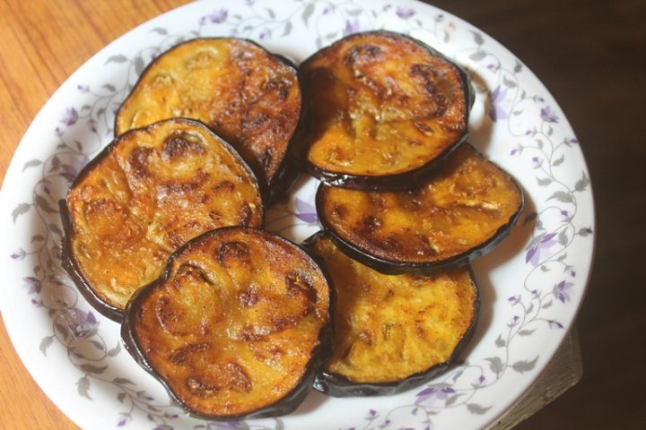 Bengali Baingan Bhaja Recipe - Pan Fried Eggplant Slices Recipe