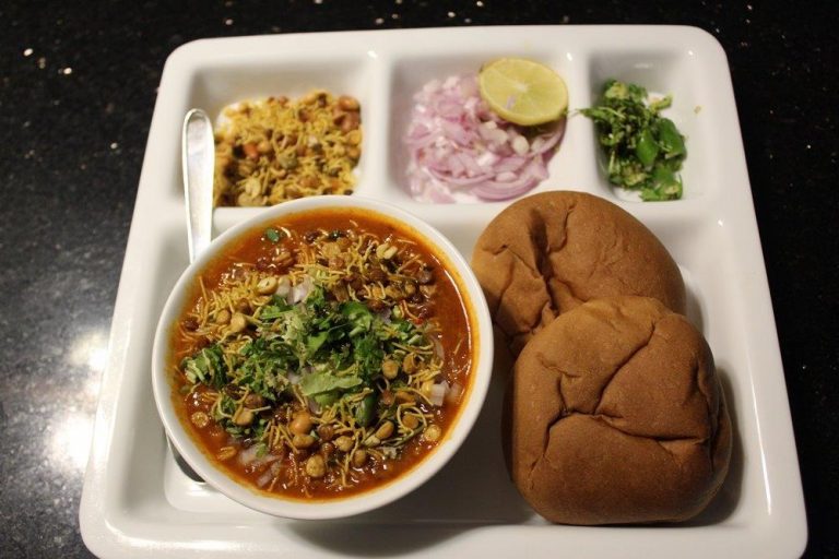 Misal Pav Recipe | Maharastrian Misal Pao Recipe